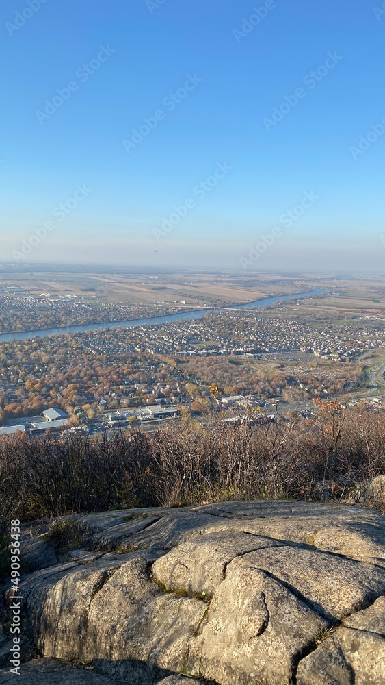 Sommet d'une montagne avec vu sur la ville, la rivière, les routes, les ...