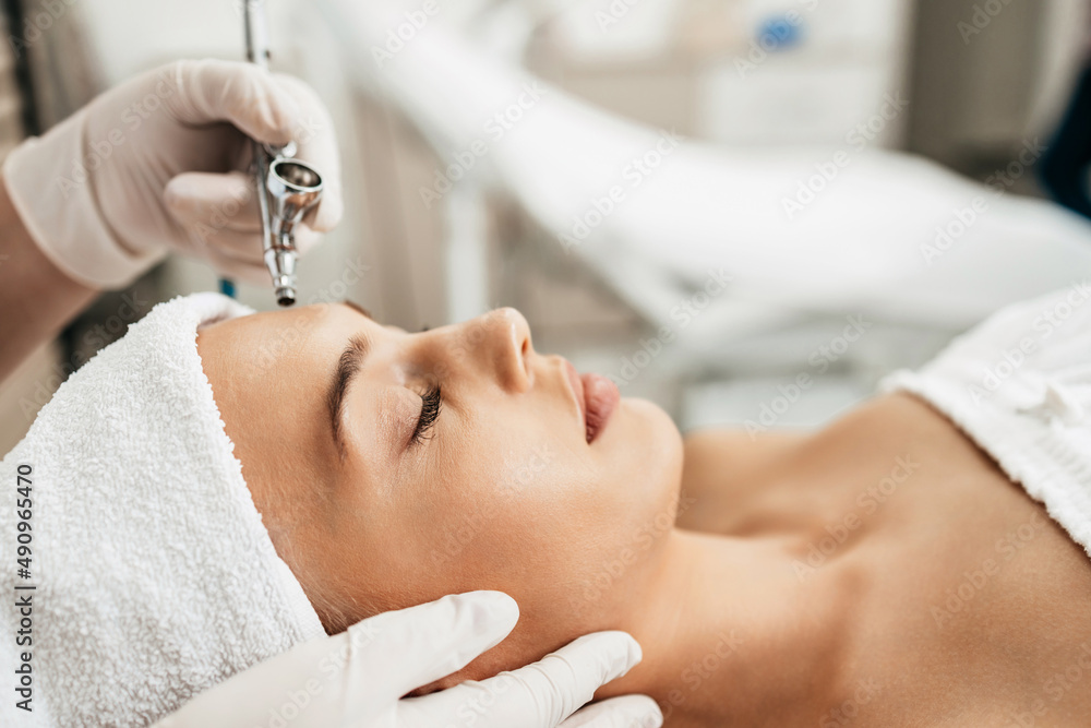 Beautiful brunette getting oxygen face therapy in a beauty salon ...