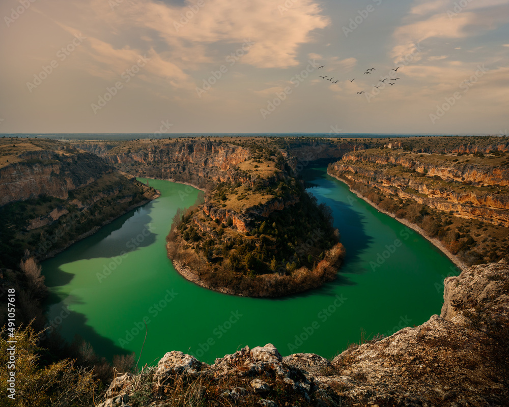 Embalse con aguas turquesas en mitad de una naturaleza abundante, río ...