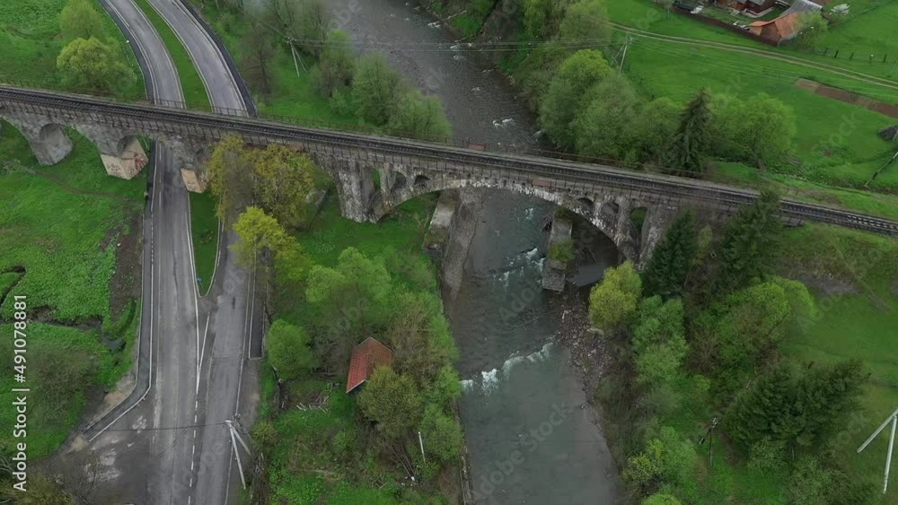Video Stock stone arched railway bridge over the Prut River in the Carpathians in the village of ...