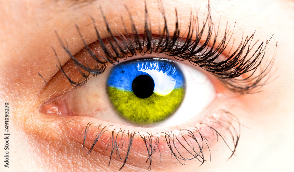 Ukrainian woman with a flag in his eye. End of war concept. Woman's eye ...