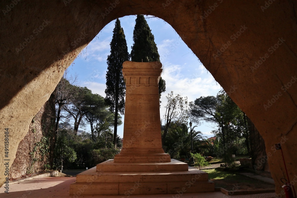 Napoli - Tomba di Giacomo Leopardi dalla caverna Photos | Adobe Stock