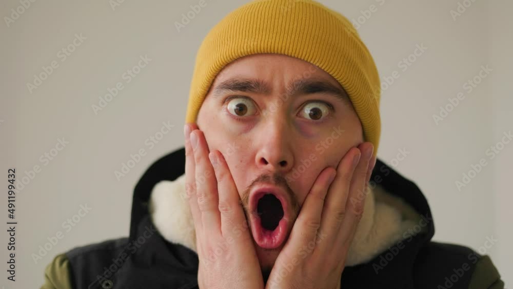 Vidéo Stock Beard man wonder, wearing winter clothes standing over ...