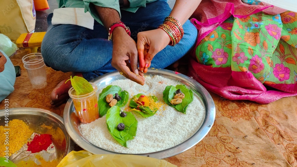 Traditional Indian Hindu marriage ceremony, wedding prayers Stock Photo ...