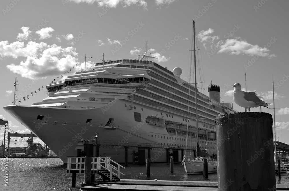 Costa Kreuzfahrtschiff Costa Pacifica im Hafen von Kiel, Germany ...