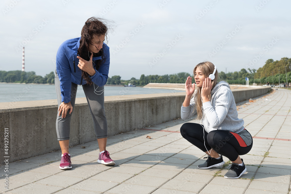 Foto de Two young active sporty business women morning routine of ...