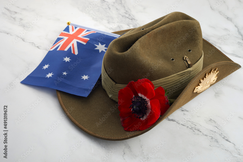 Anzac army slouch hat with Australian Flag and Poppy on stone ...