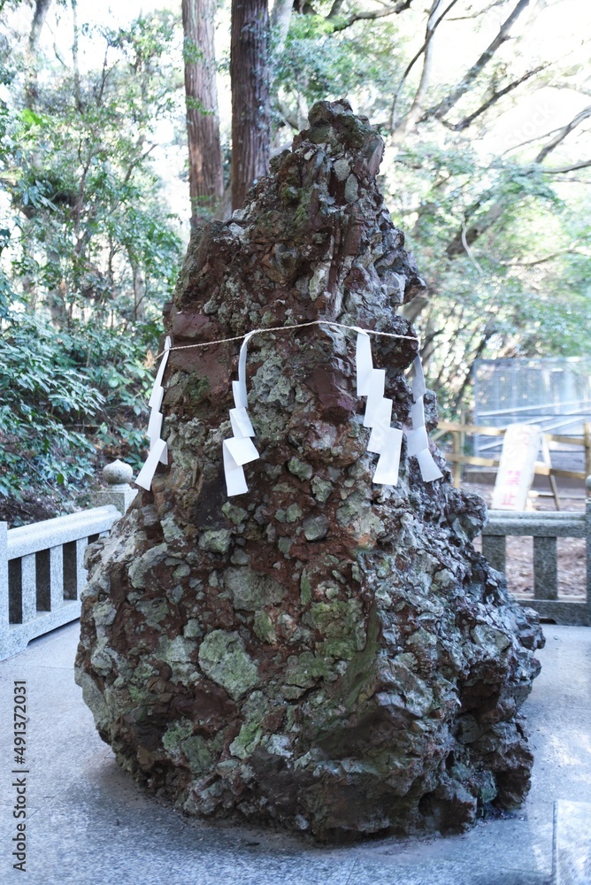 The culture and tradition of Japanese shrines Shimenawa. Shimenawa is a ...
