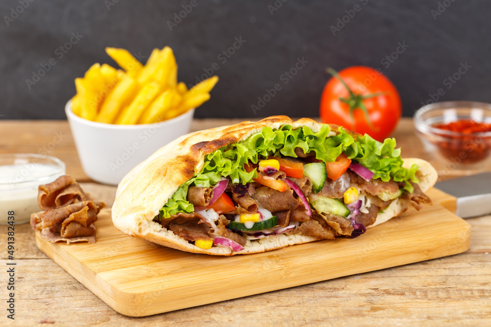 Foto de Döner Kebab Doner Kebap slice fast food in flatbread with ...