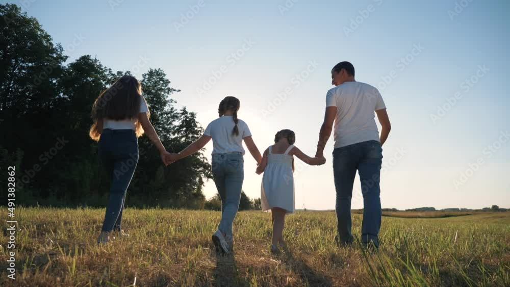 Vidéo Stock Happy family walking on an field holding hands.Child's ...