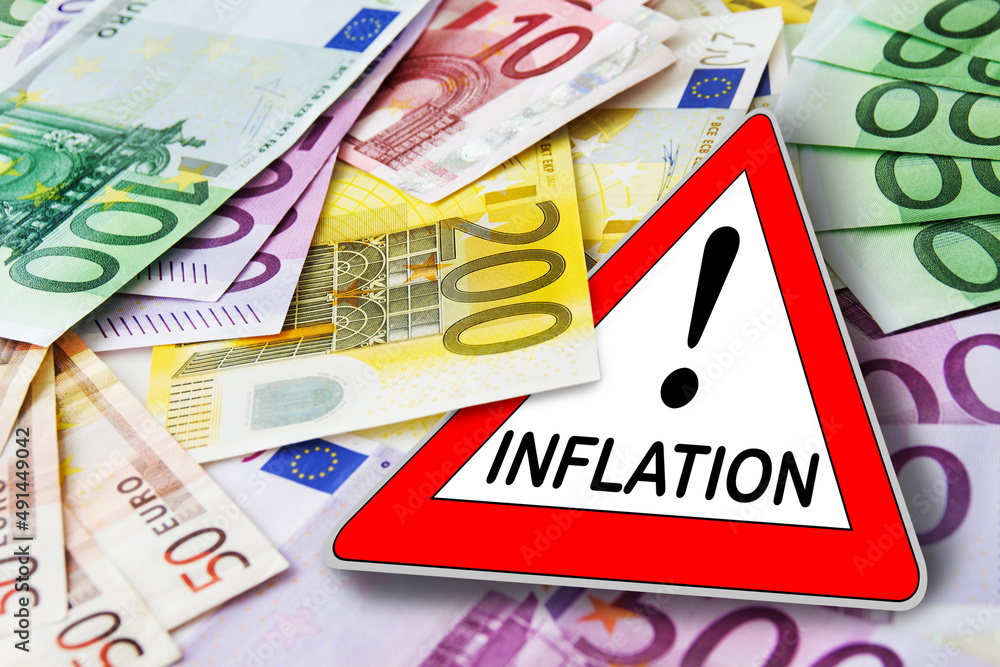 Deutsches Schild Finanzen und Inflation mit Euro Geldscheinen foto de ...
