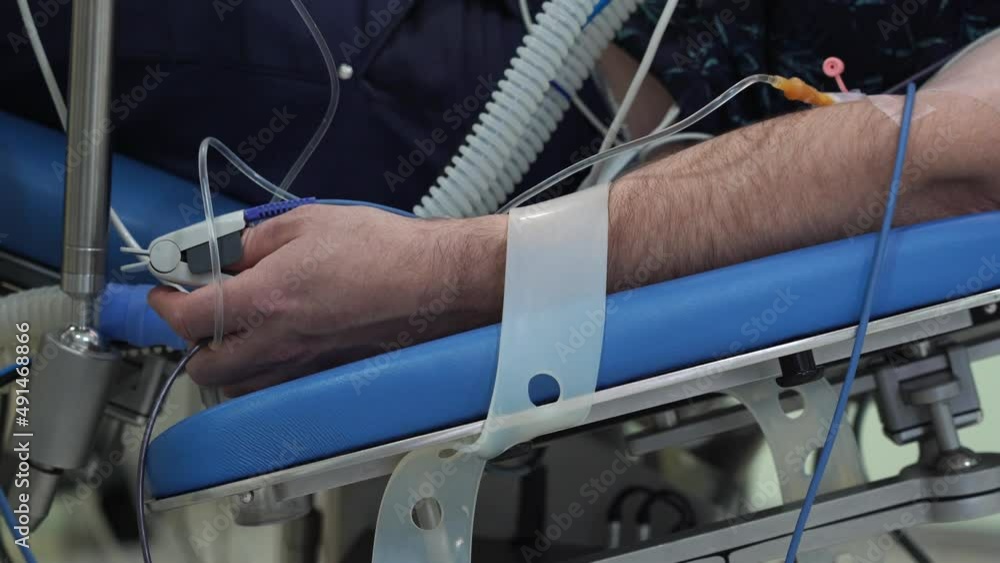 Vídeo do Stock: patient's arm during anesthesia sedation with catheter ...