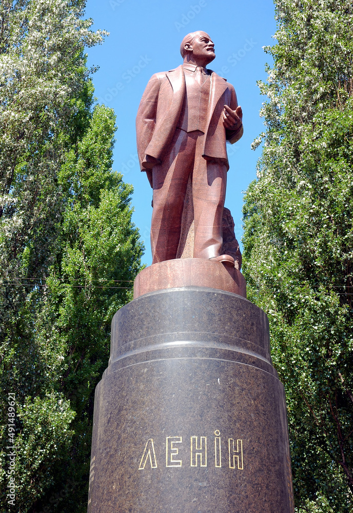 Kyiv or Kiev, Ukraine: Vladimir Lenin monument at the intersection of ...