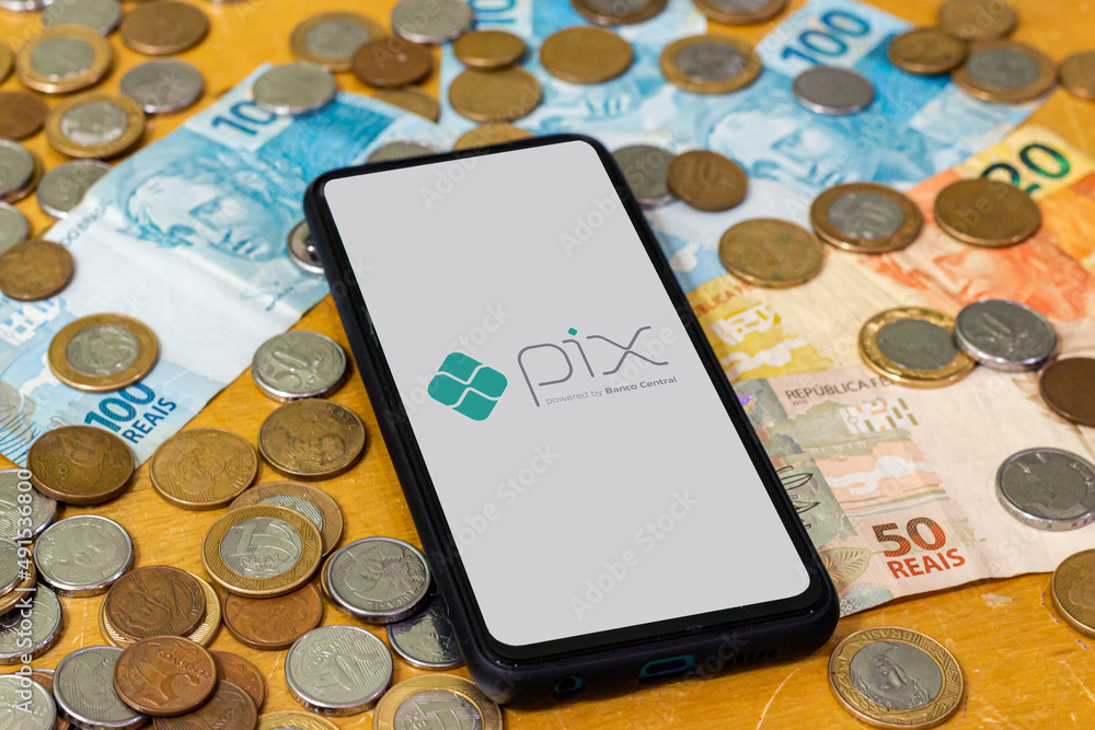 Foto de Sao Paulo, Brazil. MARCH 8, 2022: Pix logo on smartphone screen ...
