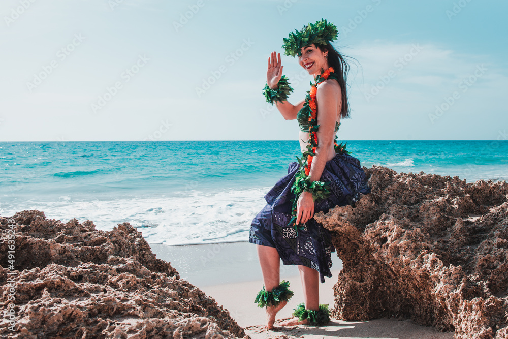 Foto de Hawaii dancer smiling woman on the beach showing her hands ...