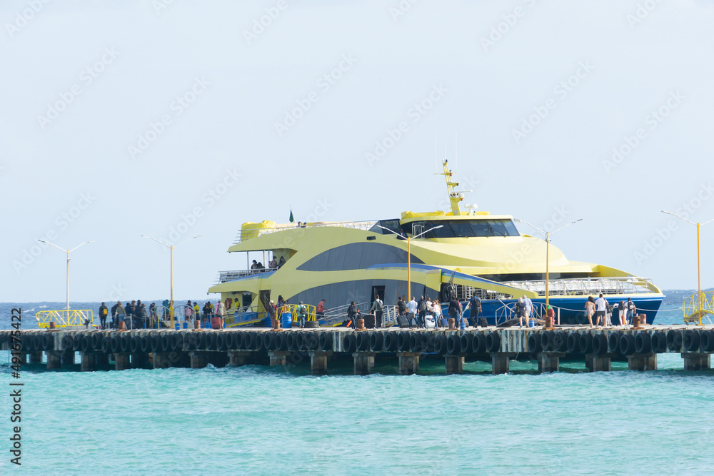 Foto Stock People are walking along the pier going to the ferry ...
