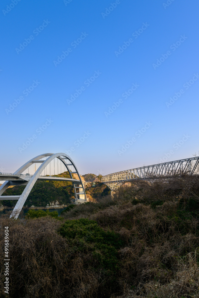 Stockfoto 夕暮れの天草五橋「新1号橋・1号橋)(天門橋)」風景 Amakusa Five Bridges at dusk "New ...