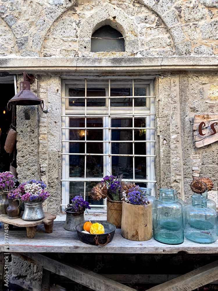 Vintage or antique shop facade view in Alacati at Hacimemis Mahallesi ...