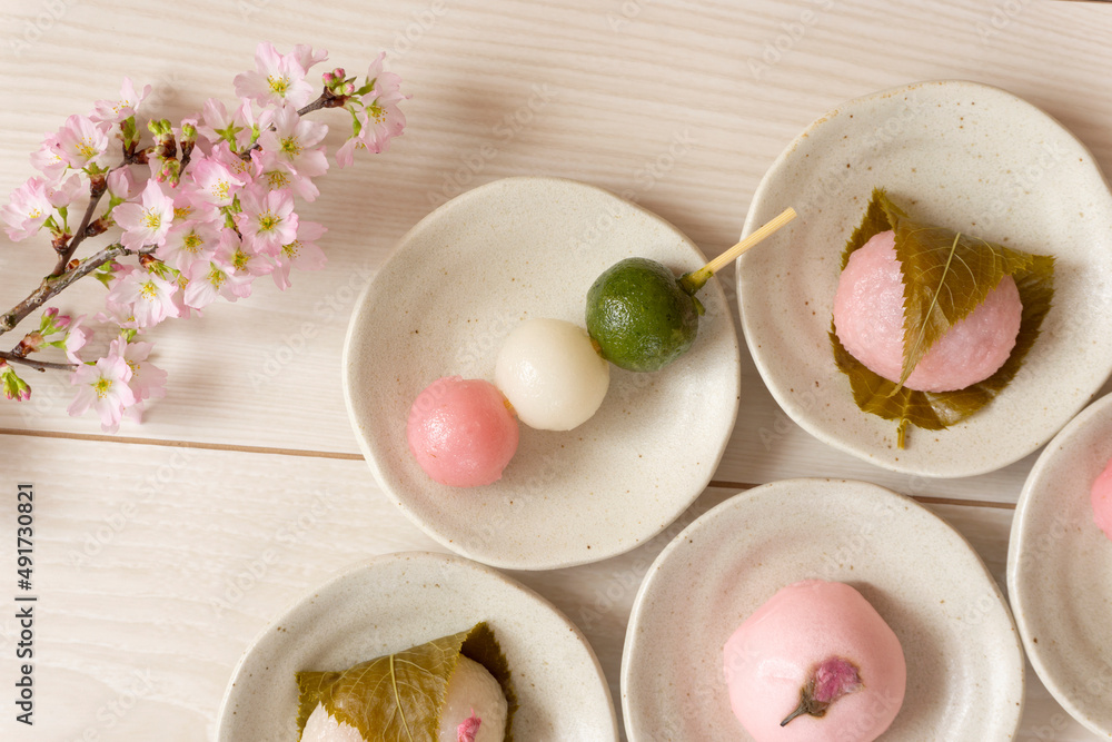 Japanese sweets to eat in spring. Three-color dumplings, sakura mochi ...