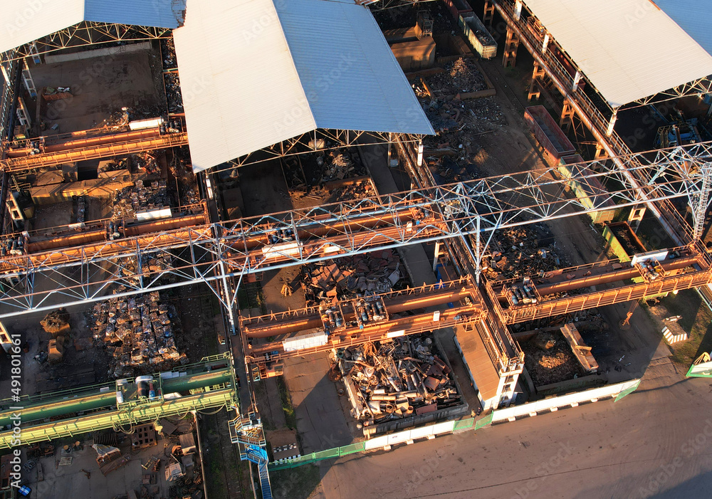 Foto de Metal recycling plant. Metal recycling warehouse. Scrap metal ...