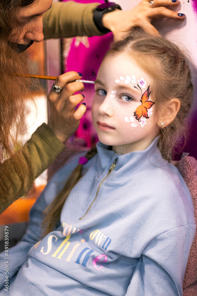childrens makeup face paint drawings Girls face painting. Little girl ...
