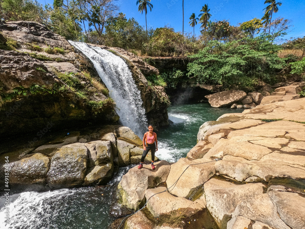 Foto de Tourist enjoying the beautiful hot spring waterfall of El Salto ...
