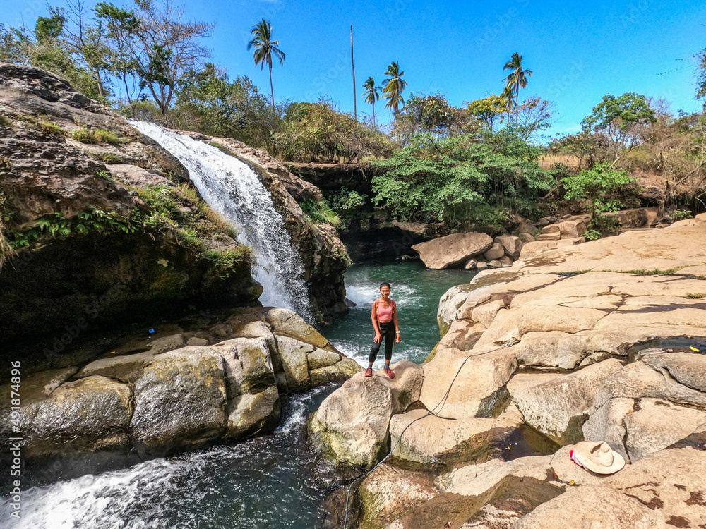 Foto de Tourist enjoying the beautiful hot spring waterfall of El Salto ...