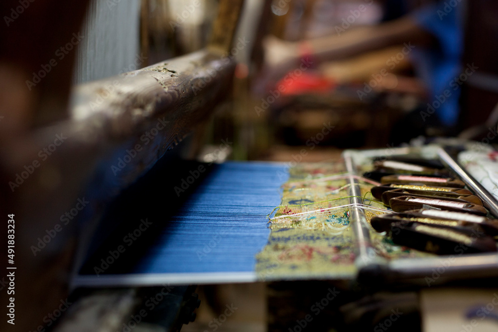 Poster Antiguo telar tradicional en funcionamiento – Wall Art | UkPosters