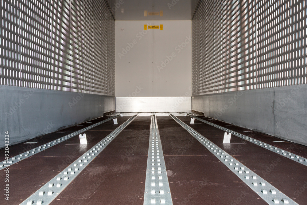 Foto de inside of a 40 foot cargo container ready for loading import ...