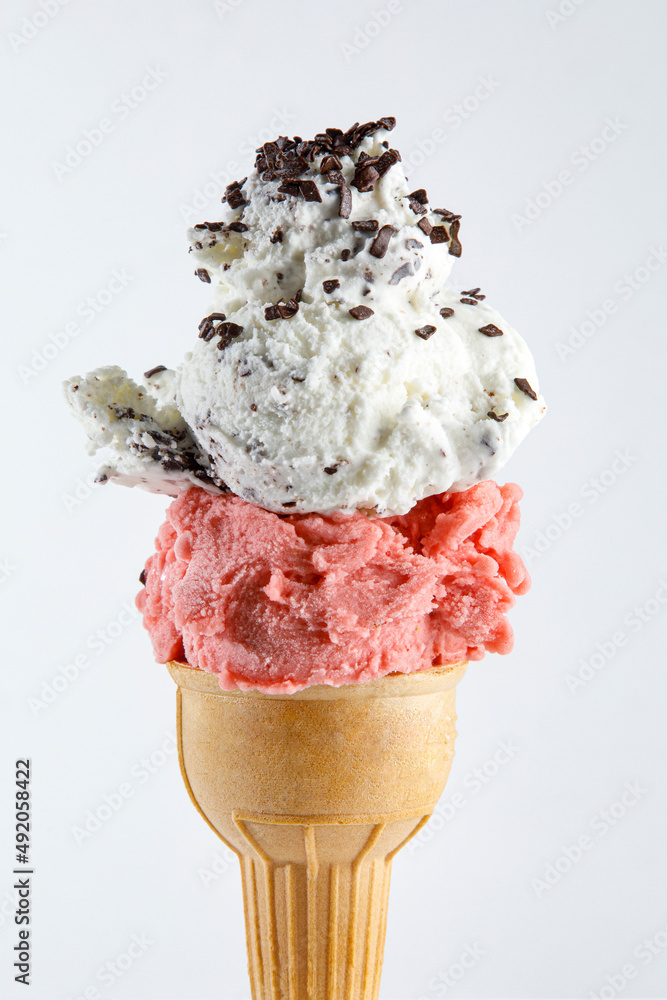 cono di gelato alla fragola e stracciatella isolato su sfondo bianco Stock Photo | Adobe Stock