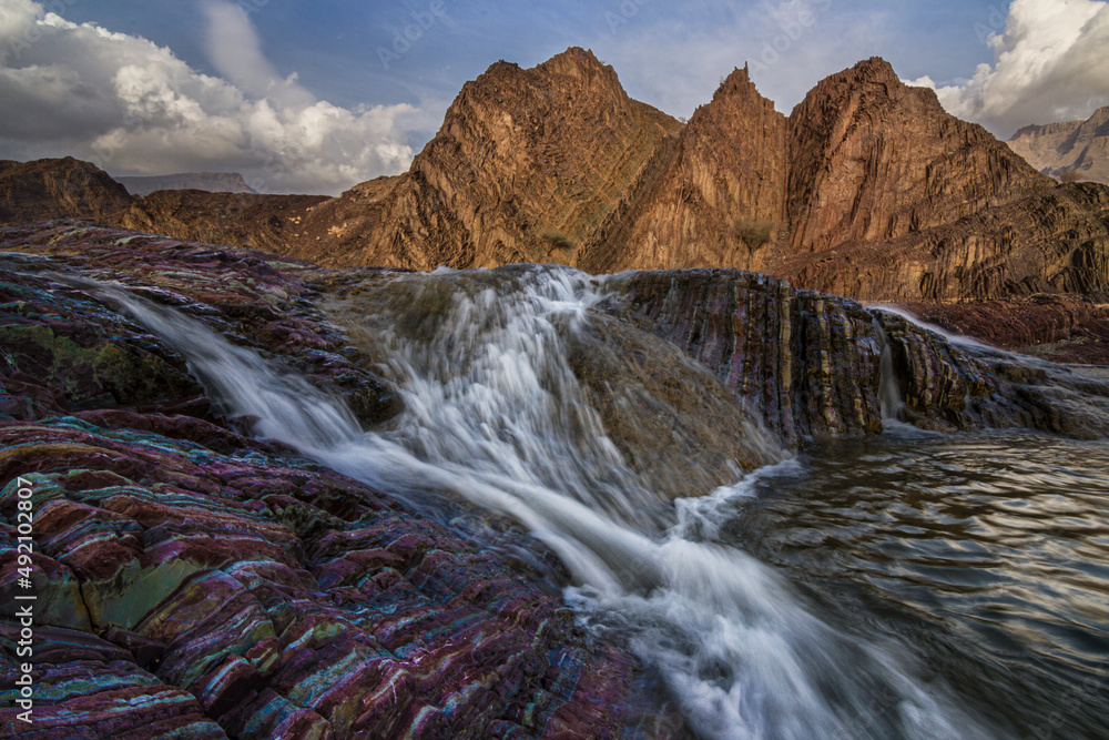Foto de Wadi Al Arabiyin waterfall in the Sultanate of Oman, tourist ...