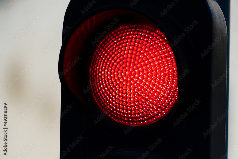 Feu de circulation rouge en gros-plan. Signalisation du trafic routier ...