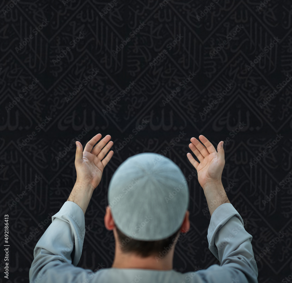 Muslim pilgrims in white traditional clothes, praying at Kaaba in ...