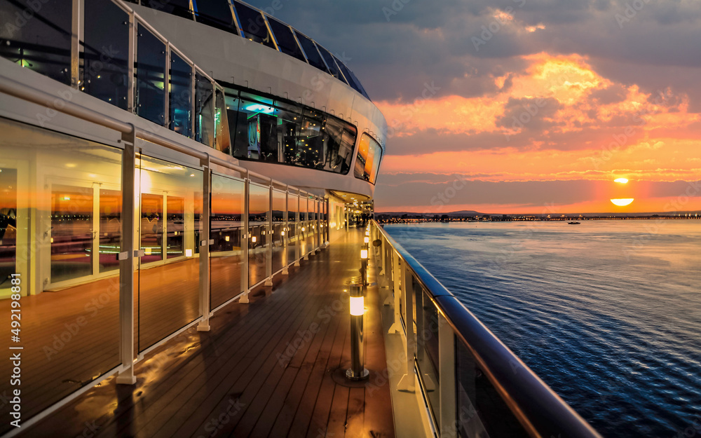 Vue du pont promenade d'un navire de croisière pendant la navigation ...
