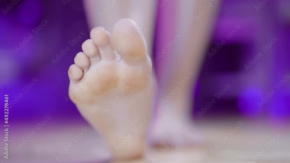 Female foot step on forward with sole and toes in focus 4K vídeo do ...