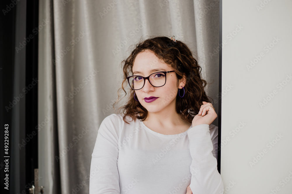 Retrato de una mujer con lentes. Mujer con lentes sonriendo. Stock ...