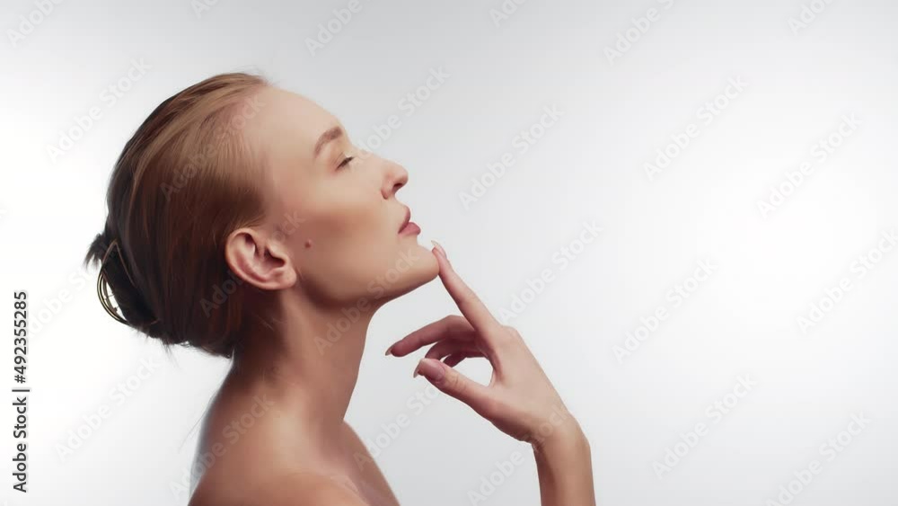 Vidéo Stock Attractive woman runs finger from chin down neck after ...