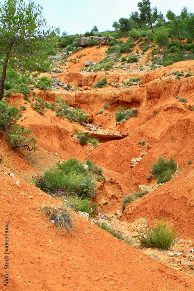 montagne de la sainte victoire les terres rouges a tholonet Stock Photo ...
