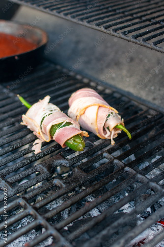 Stockfoto chiles jalapeños rellenos de queso y chorizo envueltos en ...