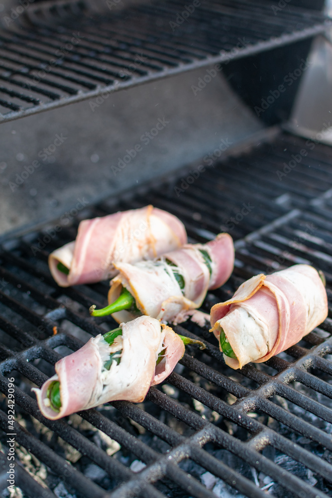 chiles jalapeños rellenos de queso y chorizo envueltos en tocino ...