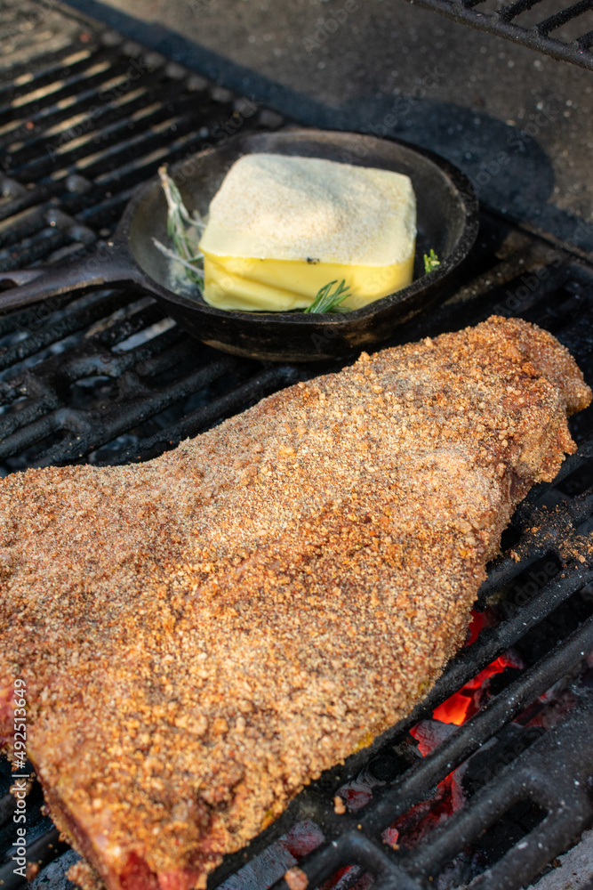 T- bone corte T-bone Manos condimentando corte de res corte de re en asador T-bone al grill T ...