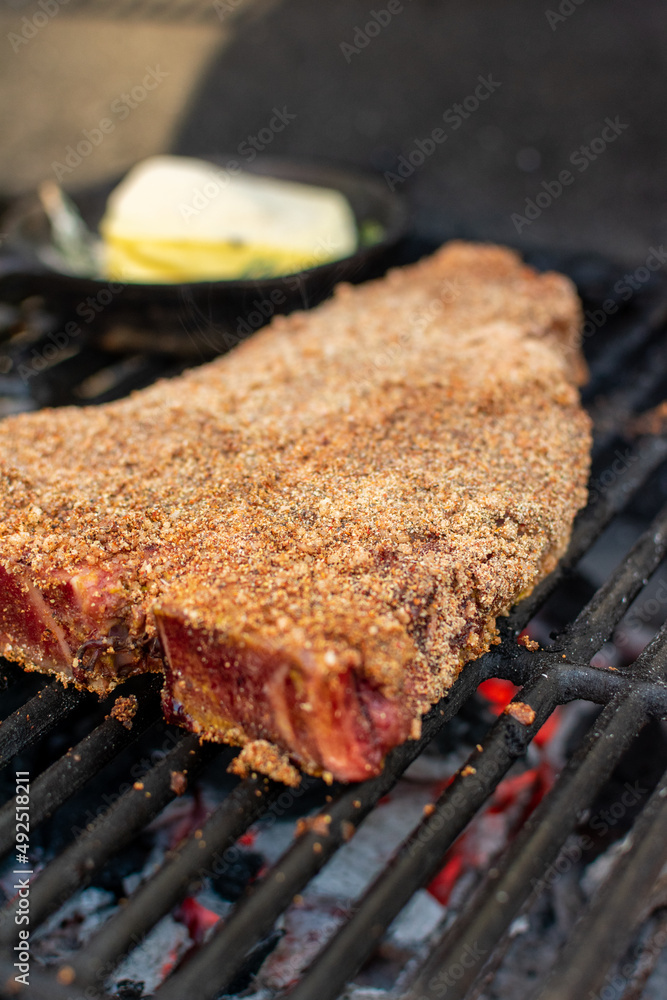 T- bone corte T-bone Manos condimentando corte de res corte de re en ...