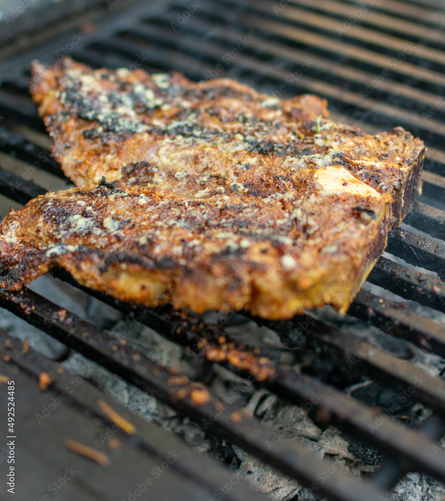 T- bone corte T-bone Manos condimentando corte de res corte de re en ...