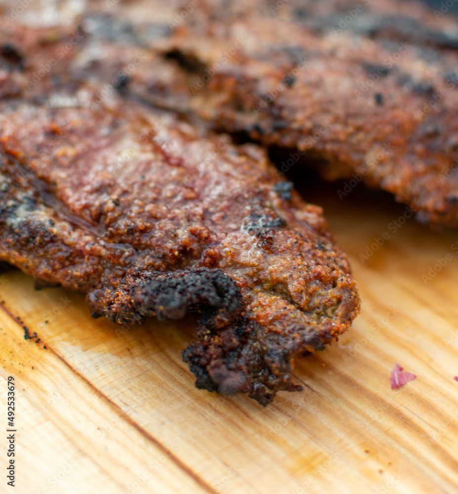 corte de res T- bone. T bone corte en el asador corte al carbón manos ...