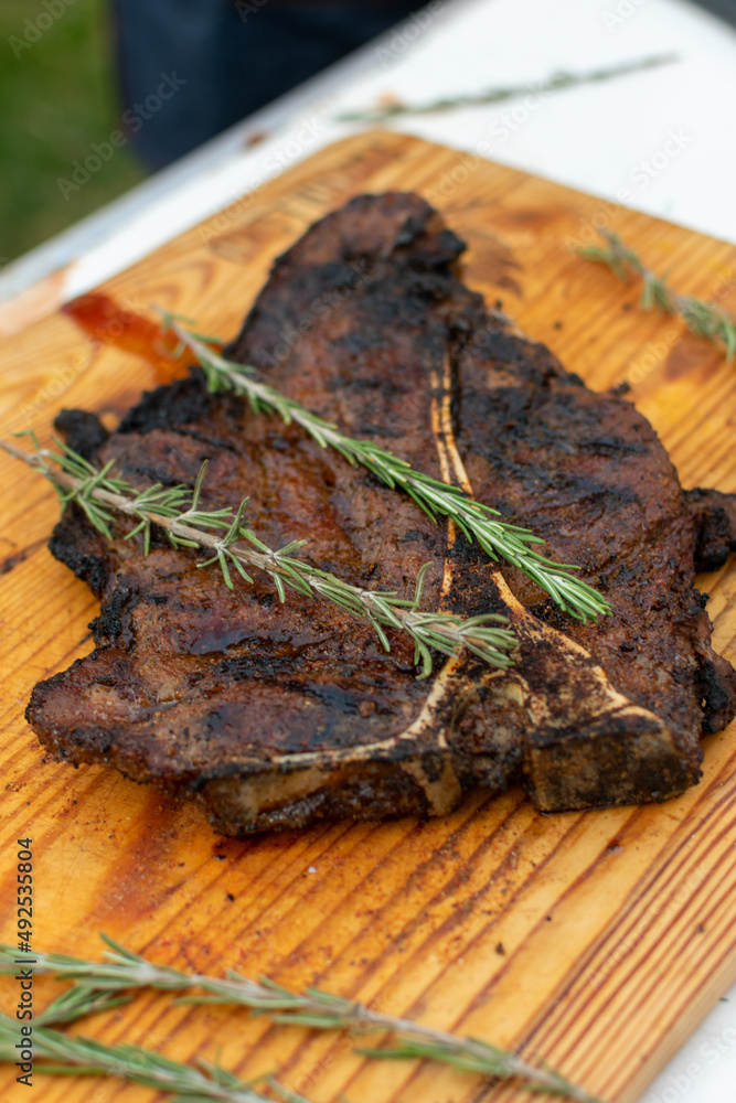 Foto de corte de res T- bone. T bone corte en el asador corte al carbón ...