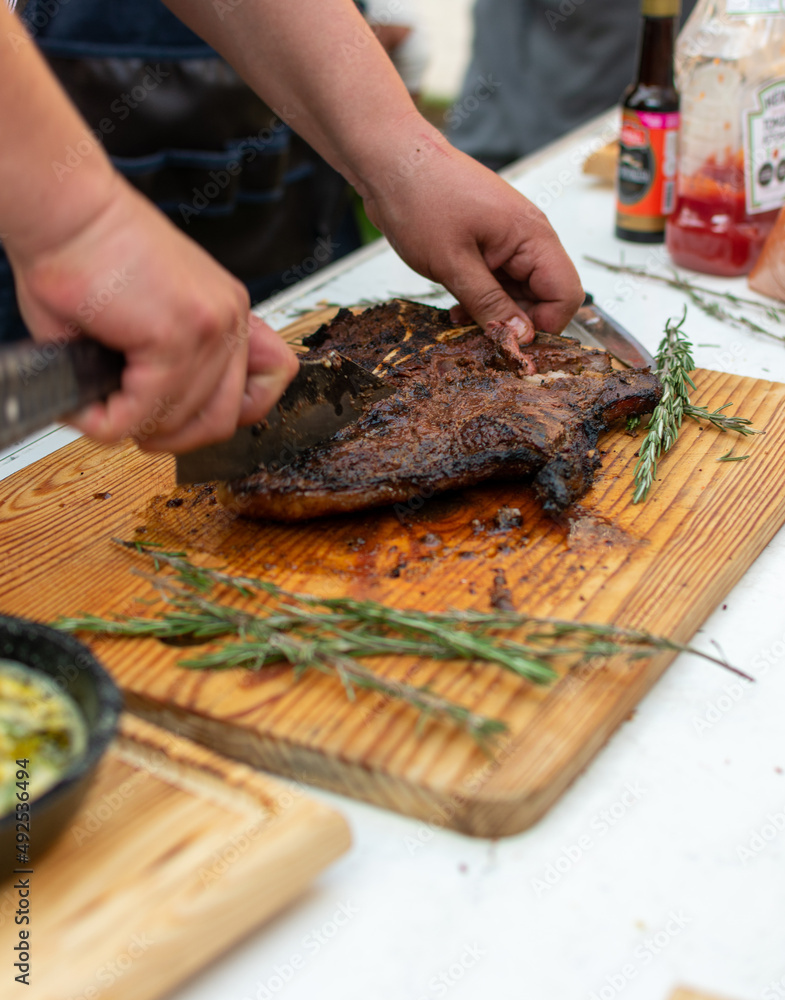 corte de res T- bone. T bone corte en el asador corte al carbón manos ...