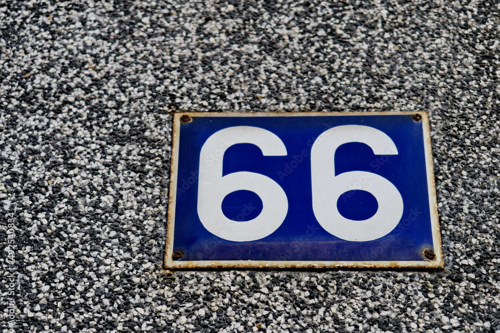 Numéro 66. Plaque émaillée ancienne de numéro de rue. Chiffres blancs ...