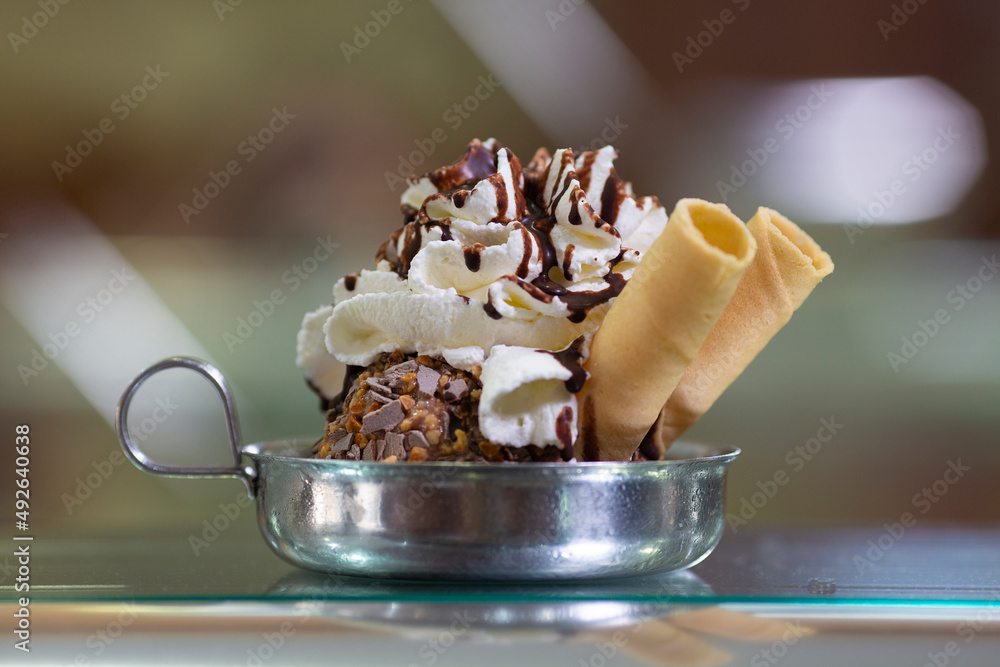 Helados italianos artesanos y granizados de frutas fríos. Postres ...