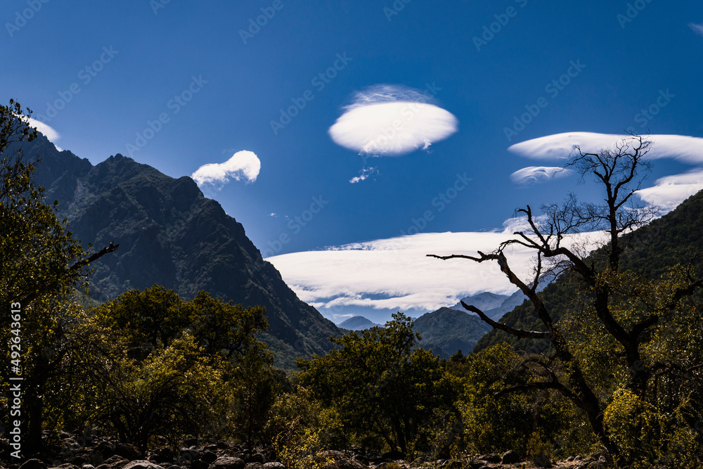 paisaje con nubes redondas y montañas Stock Photo | Adobe Stock