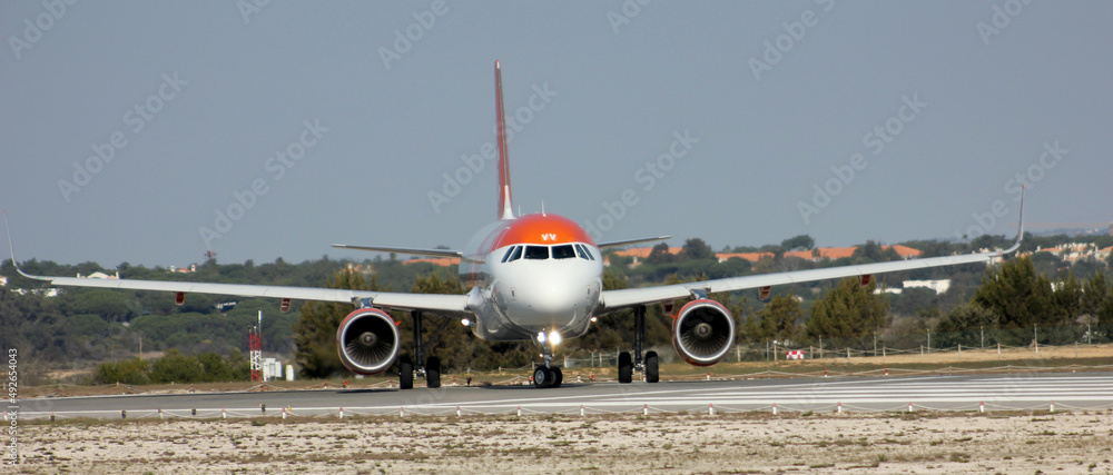 avião da easy jet airlines Stock Photo | Adobe Stock